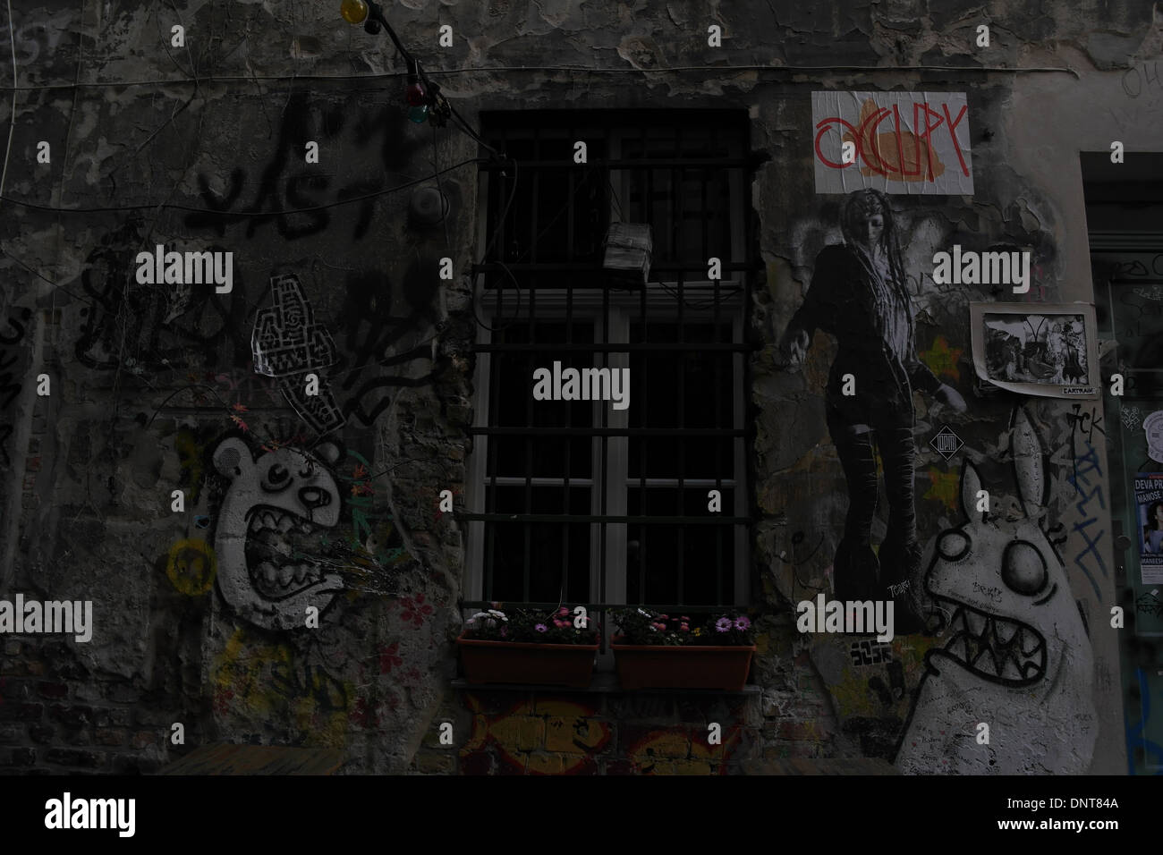 Street art graffiti polar bear hi-res stock photography and images - Alamy