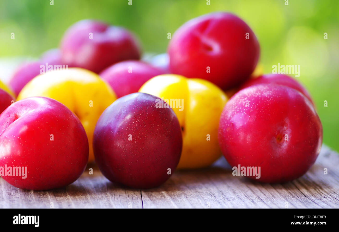 Whole ripe red plums hi-res stock photography and images - Alamy