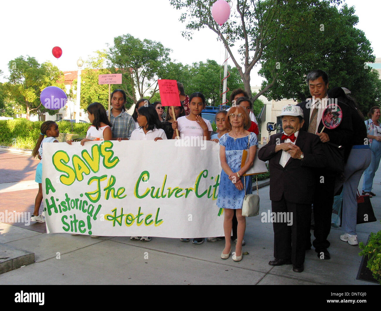 Munchkins wizard of oz hi-res stock photography and images - Alamy