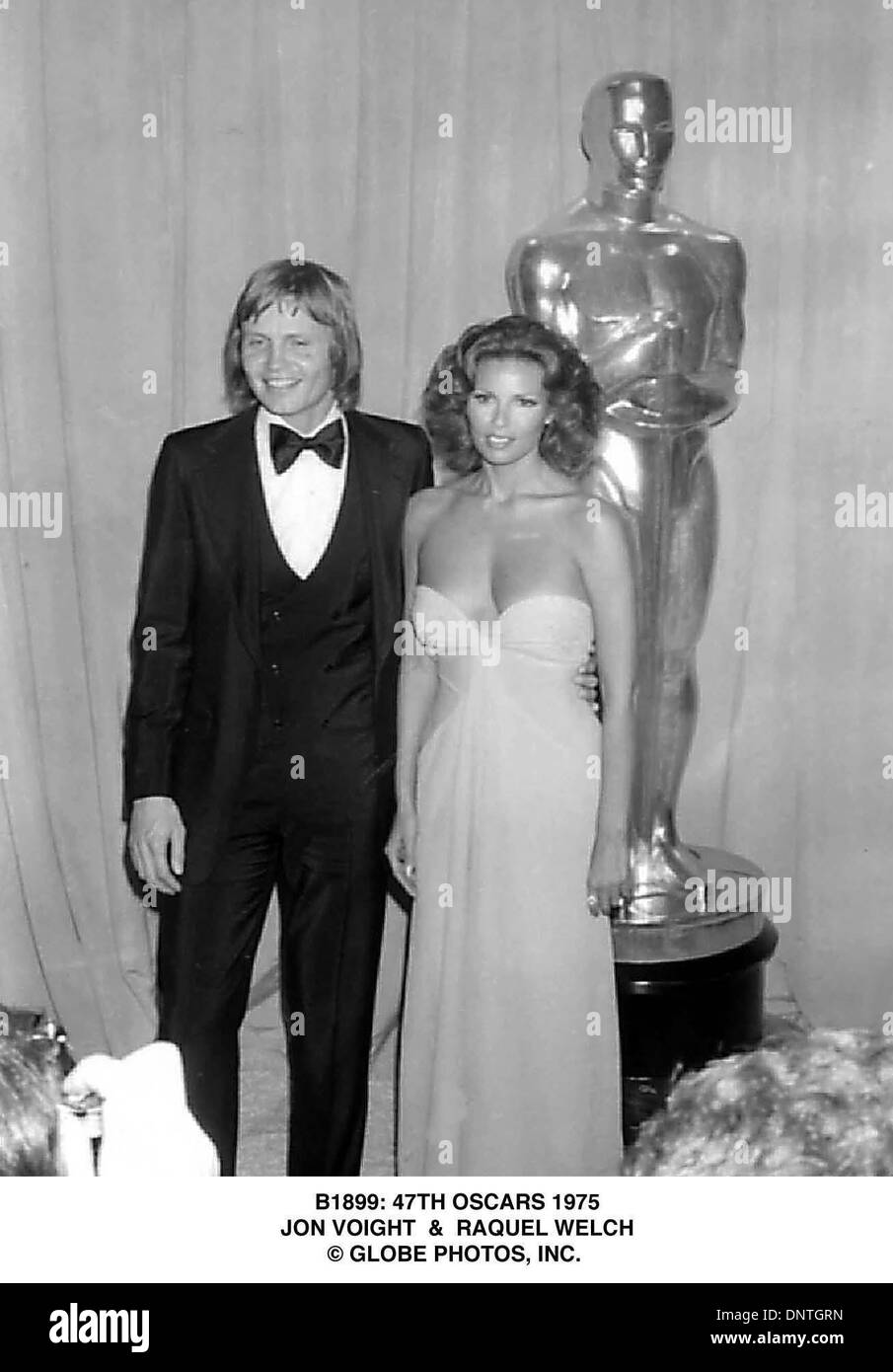 Mar. 1, 1975 - B1899:47TH OSCARS 1975.JON VOIGHT & RAQUEL WELCH.Â© 1975 ...