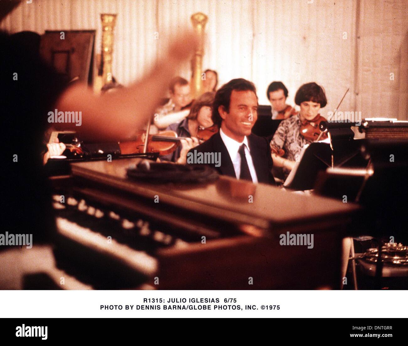 Julio iglesias 1975 hi-res stock photography and images - Alamy