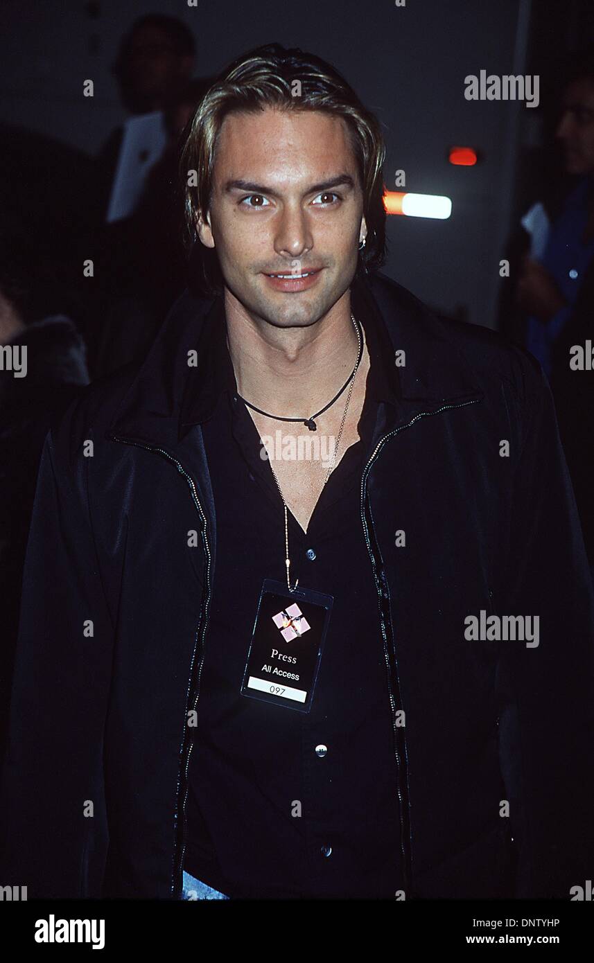 Bryant park fashion 2001 hi-res stock photography and images - Alamy