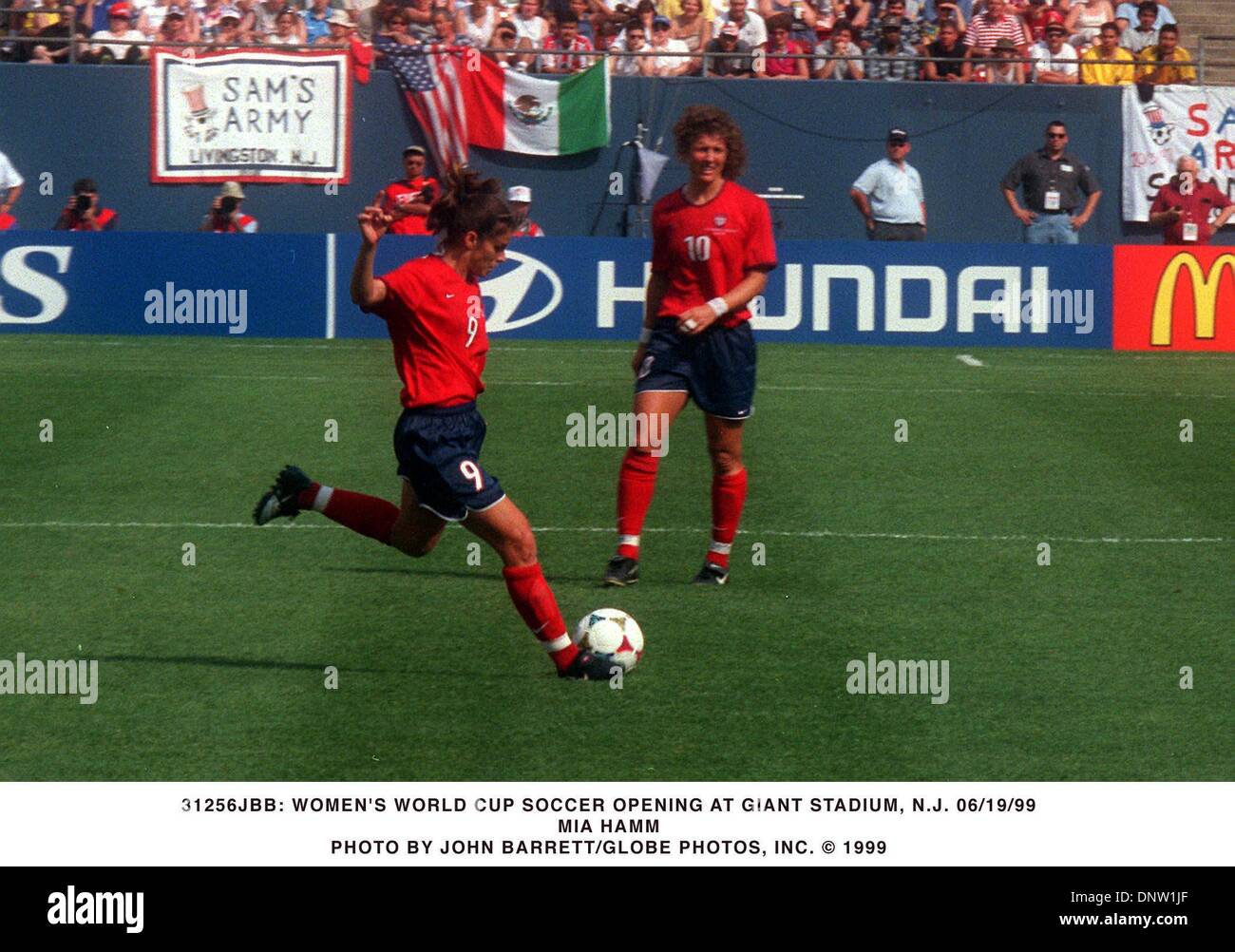 Womens soccer mia hamm hi-res stock photography and images - Alamy