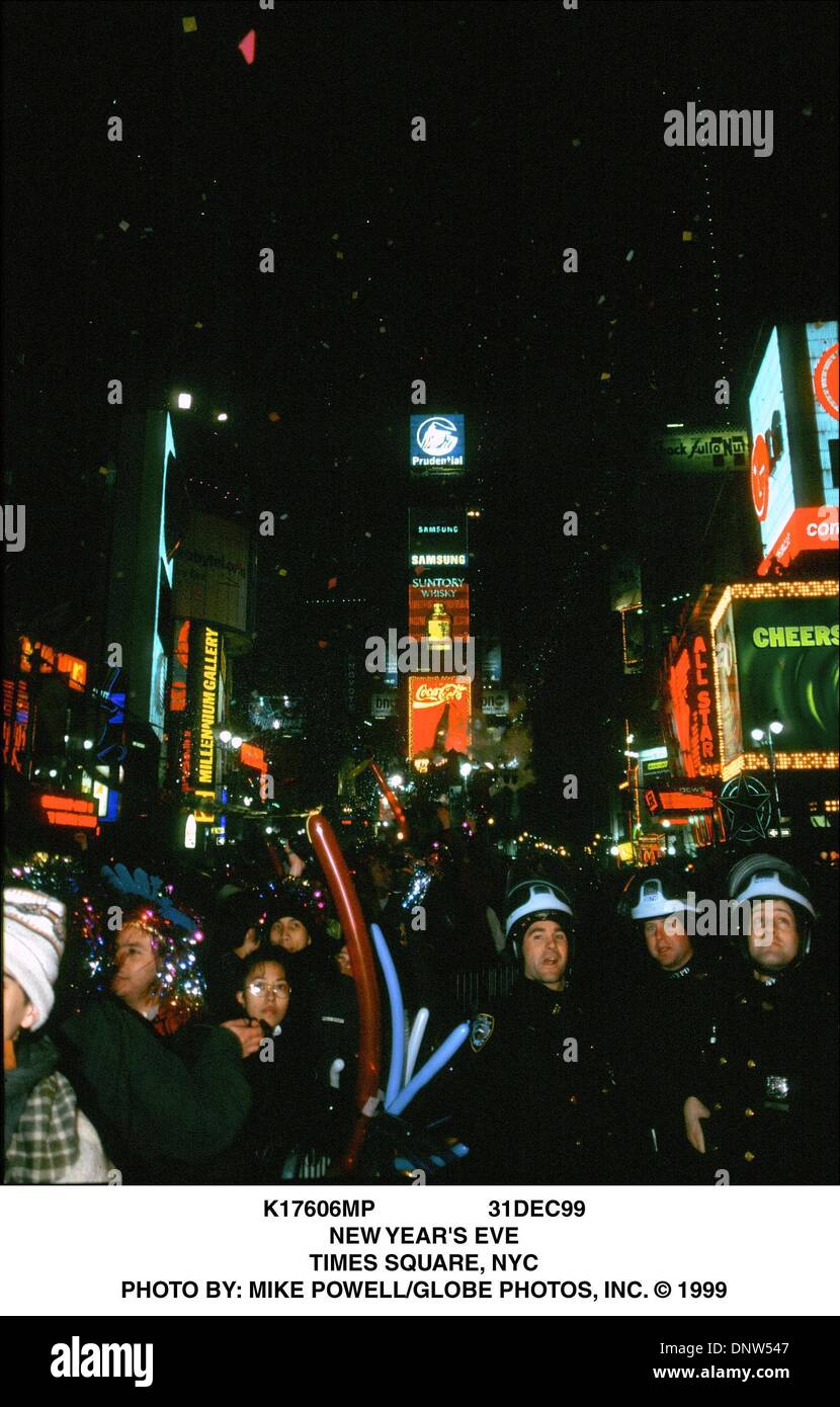 Dec. 31, 1999 - K17606MP 31DEC99.NEW YEAR'S EVE.TIMES SQUARE, NYC. MIKE ...