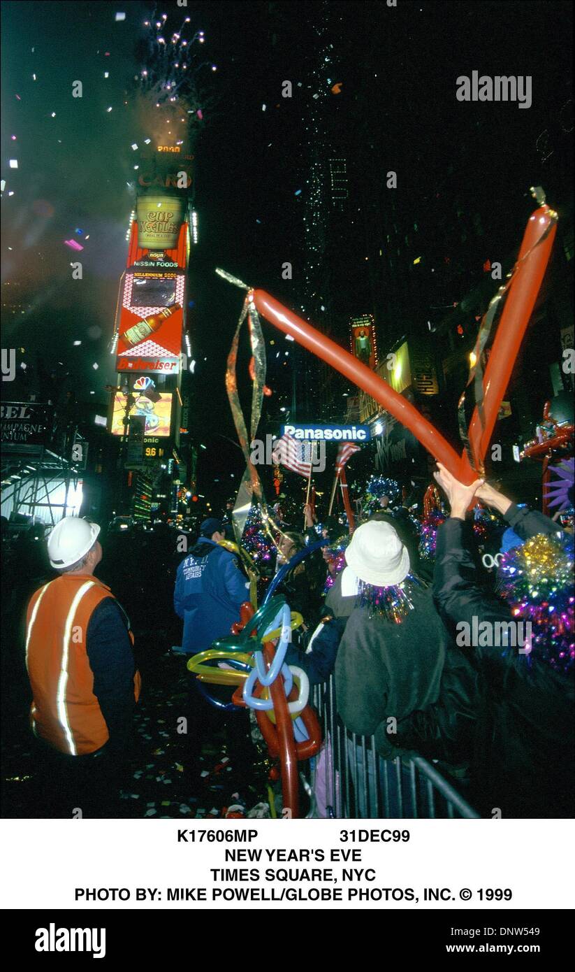 Dec. 31, 1999 - K17606MP 31DEC99.NEW YEAR'S EVE.TIMES SQUARE, NYC. MIKE ...