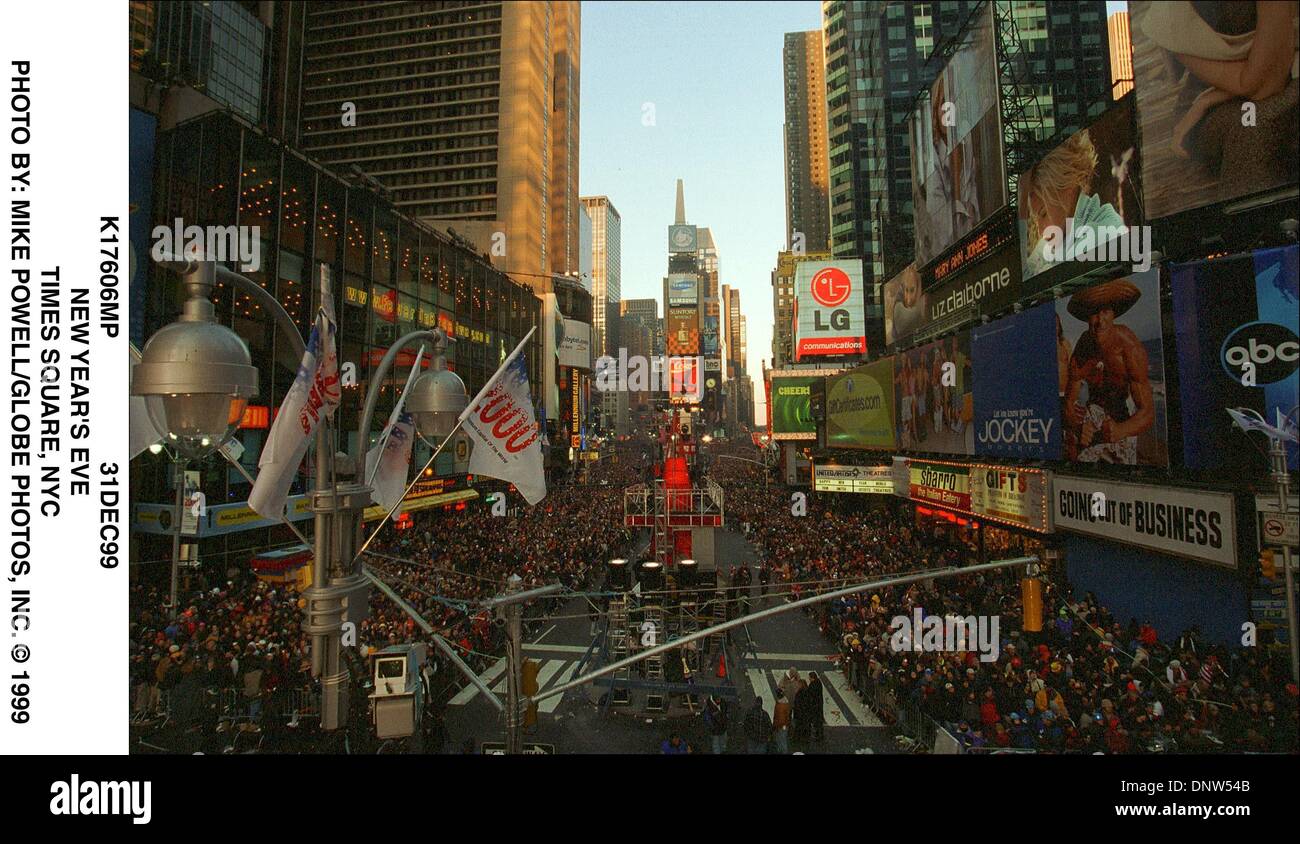 Dec. 31, 1999 - K17606MP 31DEC99.NEW YEAR'S EVE.TIMES SQUARE, NYC. MIKE ...
