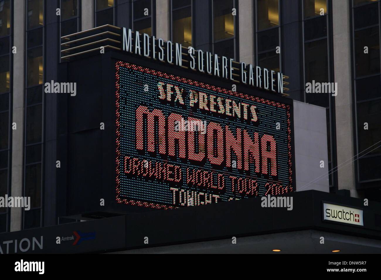 Madonna 2001 hi-res stock photography and images - Alamy