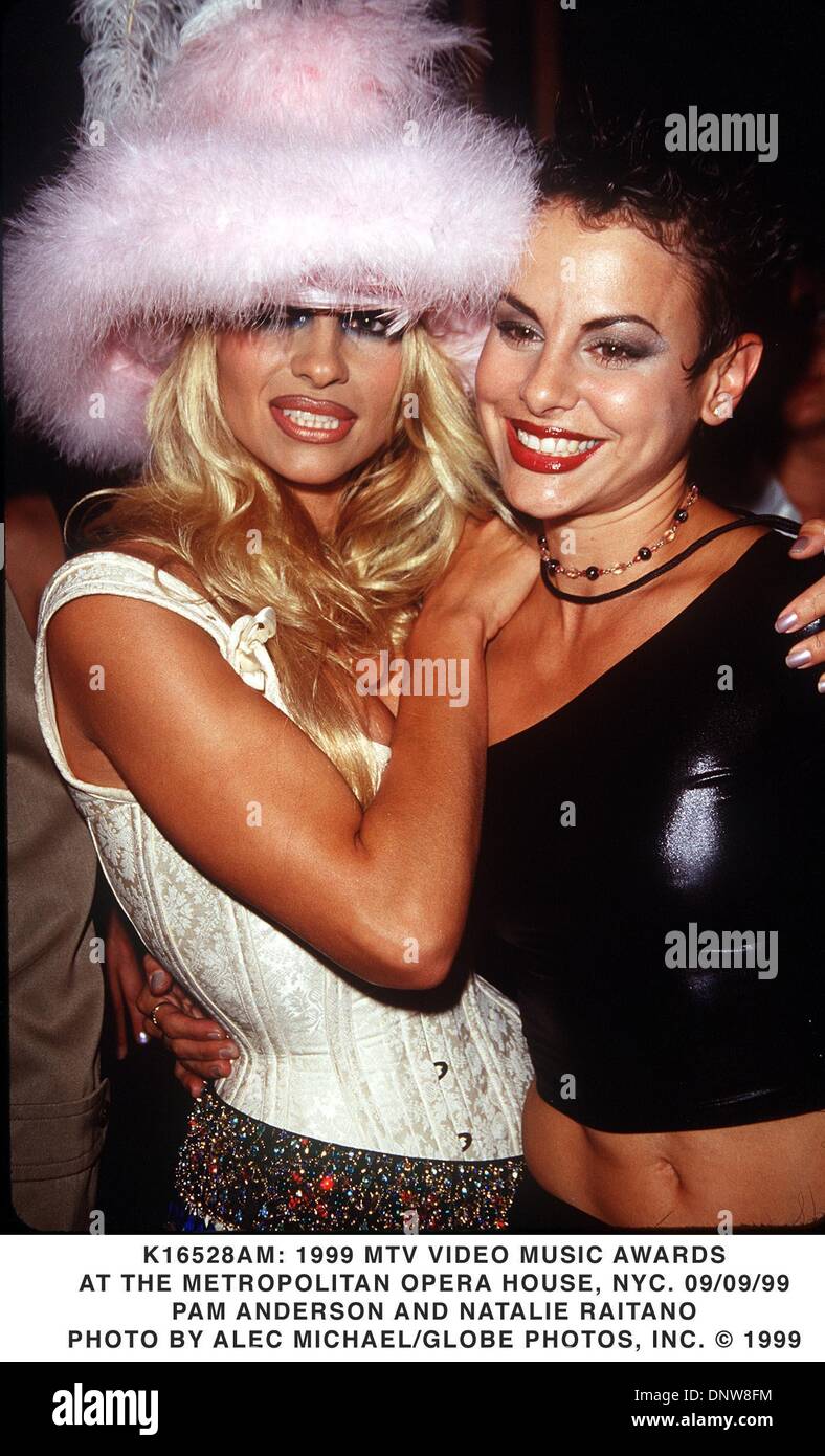 Pam anderson video music awards hi-res stock photography and images - Alamy