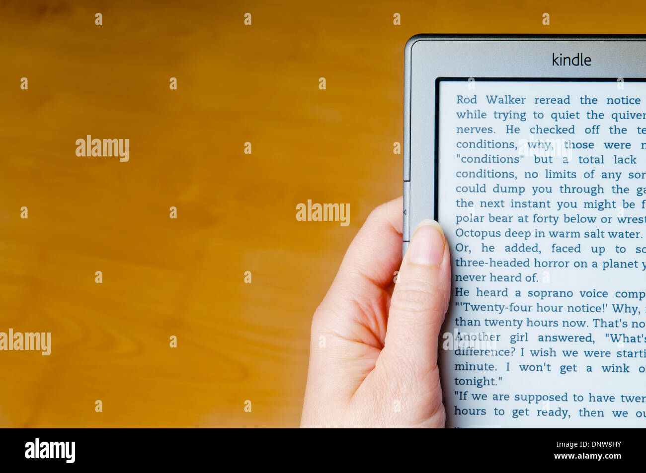 woman hand holding a Kindle reader Stock Photo - Alamy