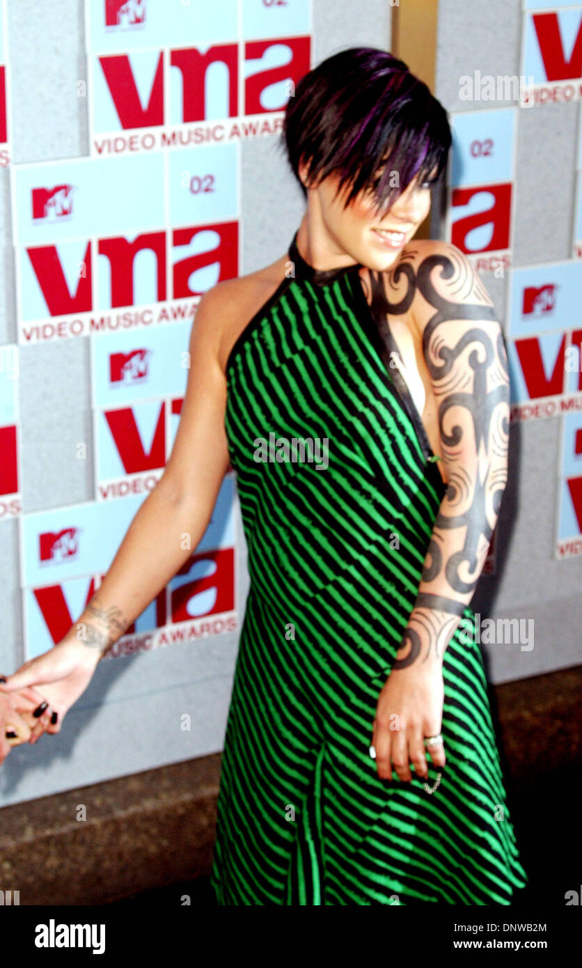 2002 mtv video music awards hi-res stock photography and images - Alamy