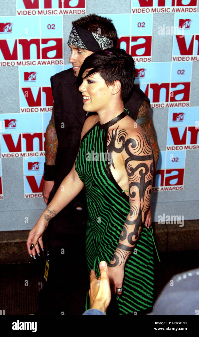 2002 mtv video music awards hi-res stock photography and images - Alamy