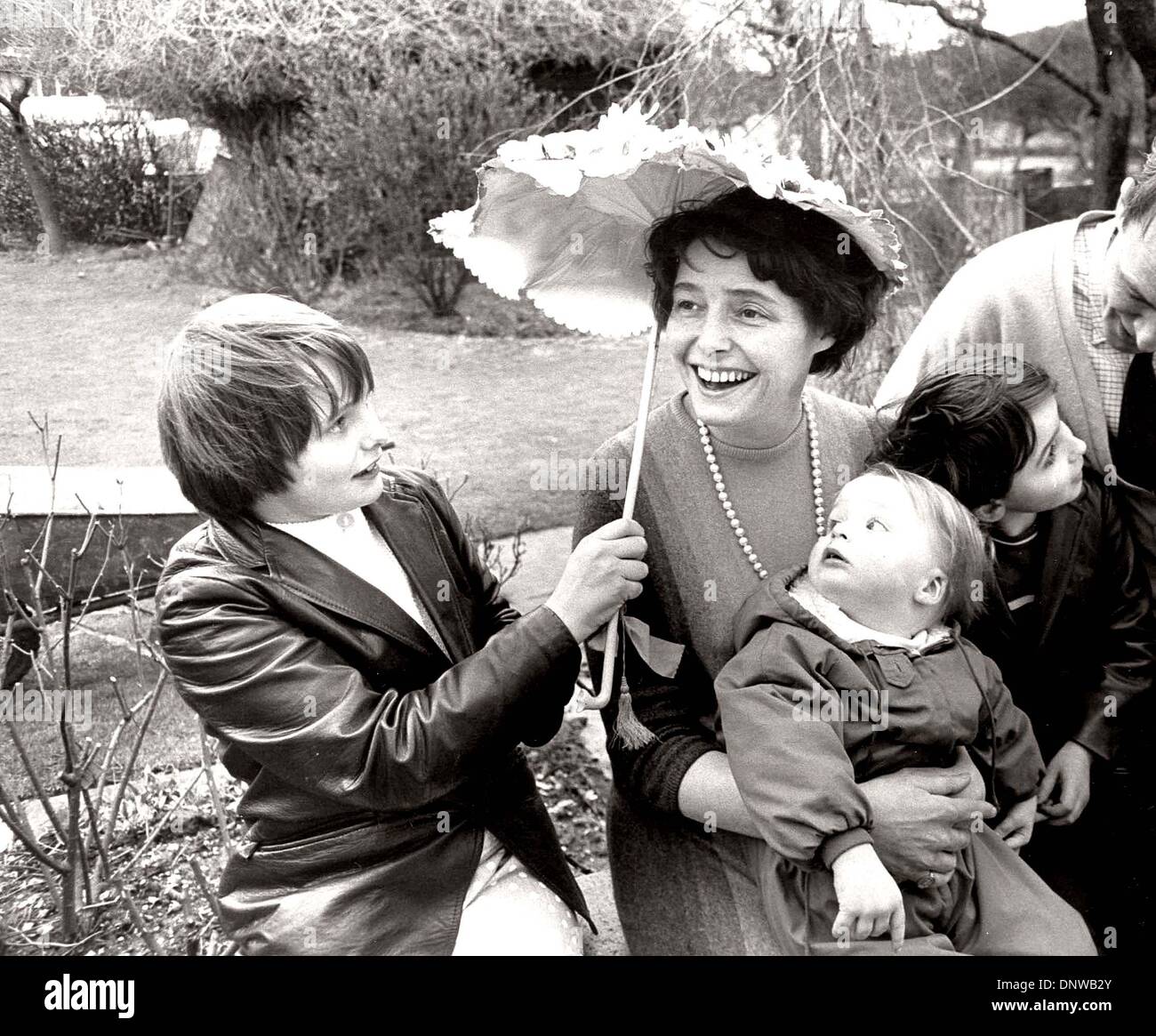 Sept. 13, 2002 - PATRICIA NEAL AND FAMILY. PICTORIAL PRESS/(Credit ...