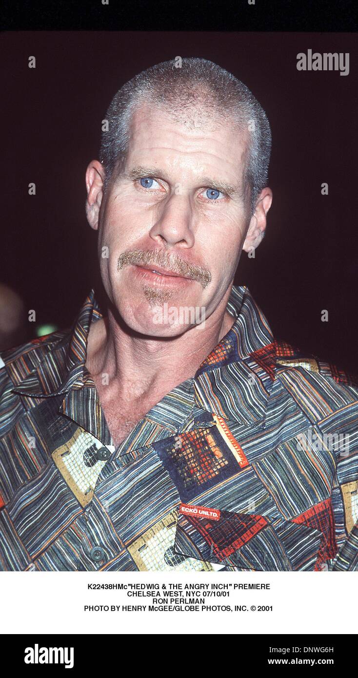 Ron perlman 2001 hi-res stock photography and images - Alamy