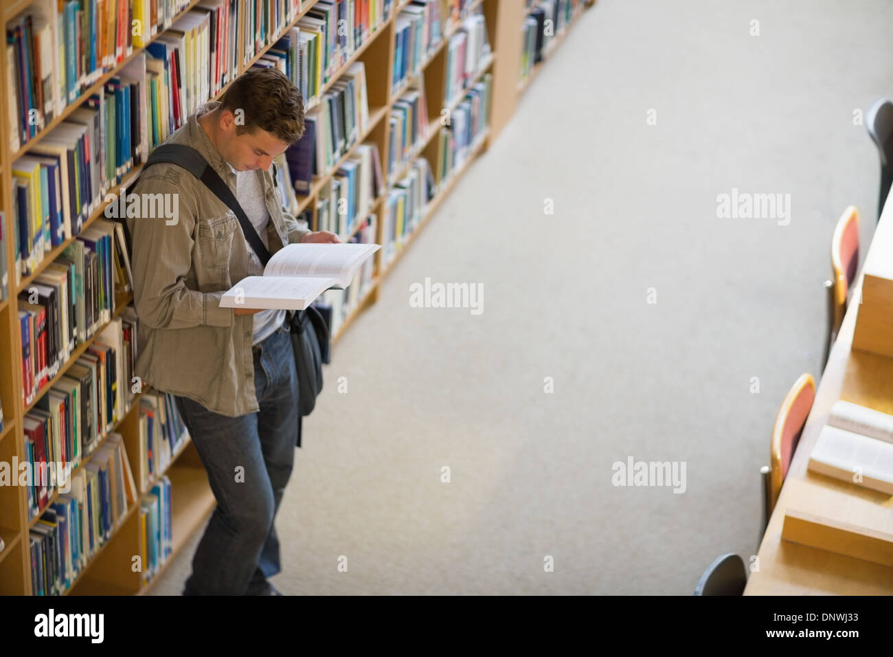 Student reading book from shelf hi-res stock photography and images - Alamy