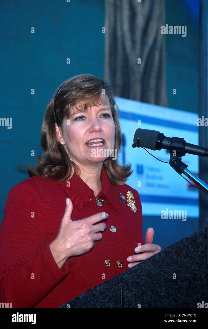 Nov. 16, 2001 - K23383MR: 11/15/01.THE CELEBRITIES SUPPORT HUNGER FREE ...