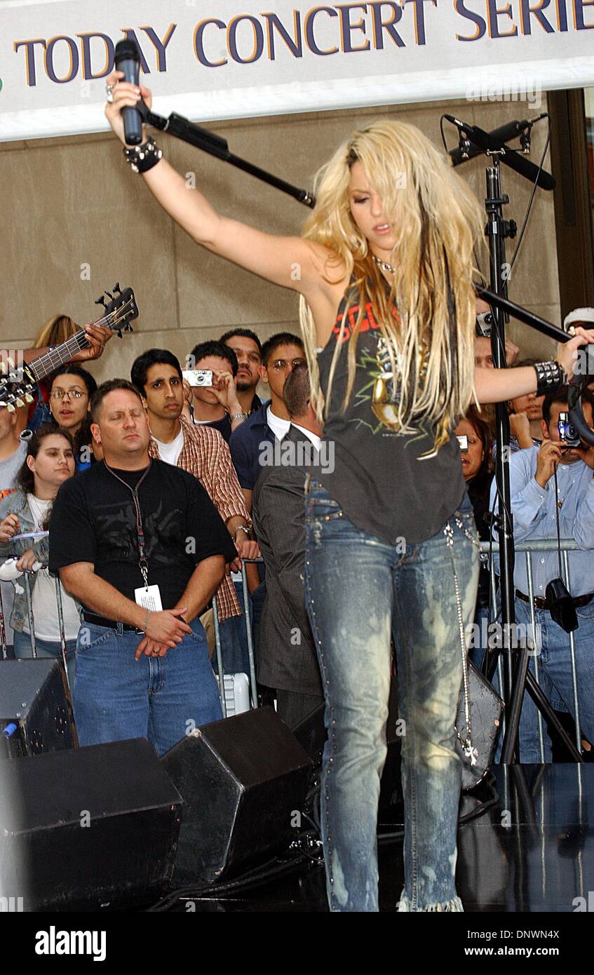 Shakira 2002 hi-res stock photography and images - Alamy