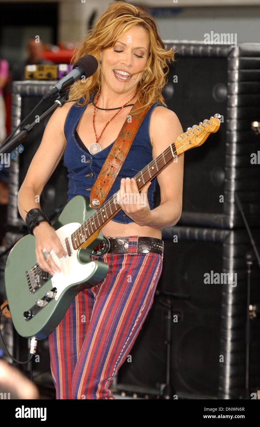 June 7, 2002 - K25253AR: 6/7/02.SHERYL CROWE PERFORMS ON THE CBS ...