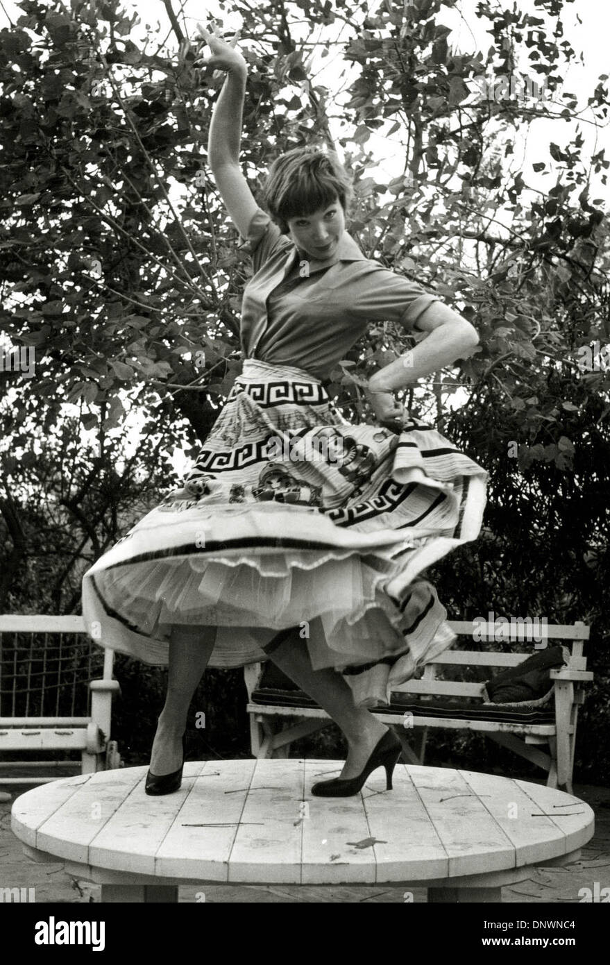 Oct. 15, 2002 - SHIRLEY MACLAINE. LARRY BARBIER JR/(Credit Image ...