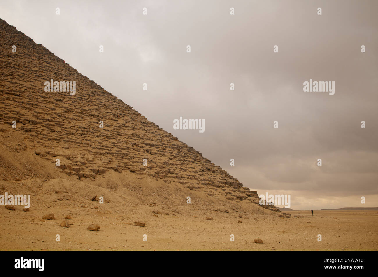 View west along the northern edge of the Red Pyramid at Dahshur, Egypt ...