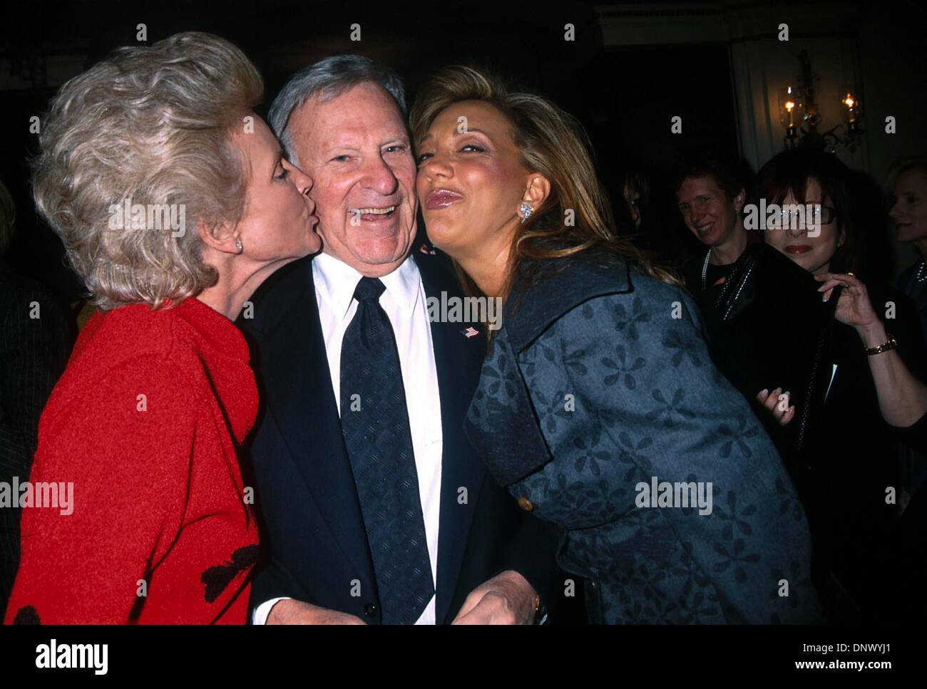 Nov. 18, 2001 - K23410RHART: 11/15/01.THE 15TH ANNUAL POWER LUNCH FOR ...