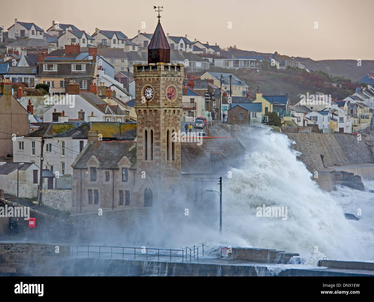 Rough ocean waves smash hi-res stock photography and images - Alamy