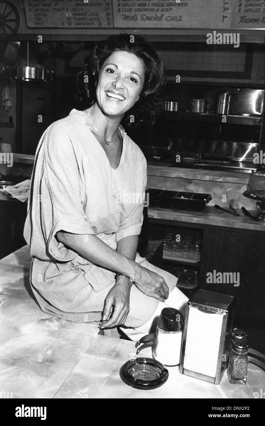 Linda lavin hi-res stock photography and images - Alamy