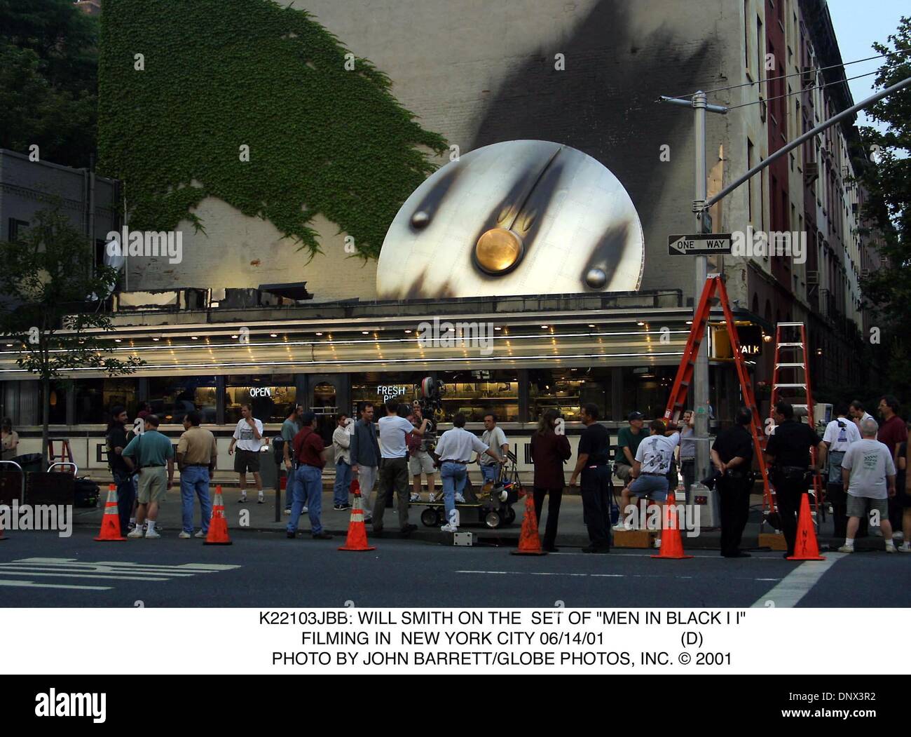 June 14, 2001 - K22103JBB: WILL SMITH ON THE SET OF ''MEN IN BLACK I I ...