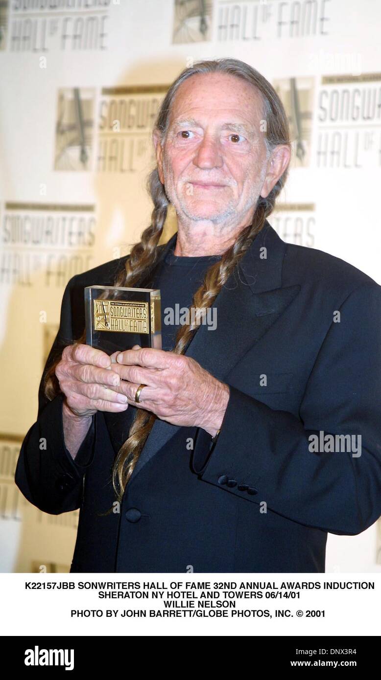 Willie nelson 2001 awards hi-res stock photography and images - Alamy