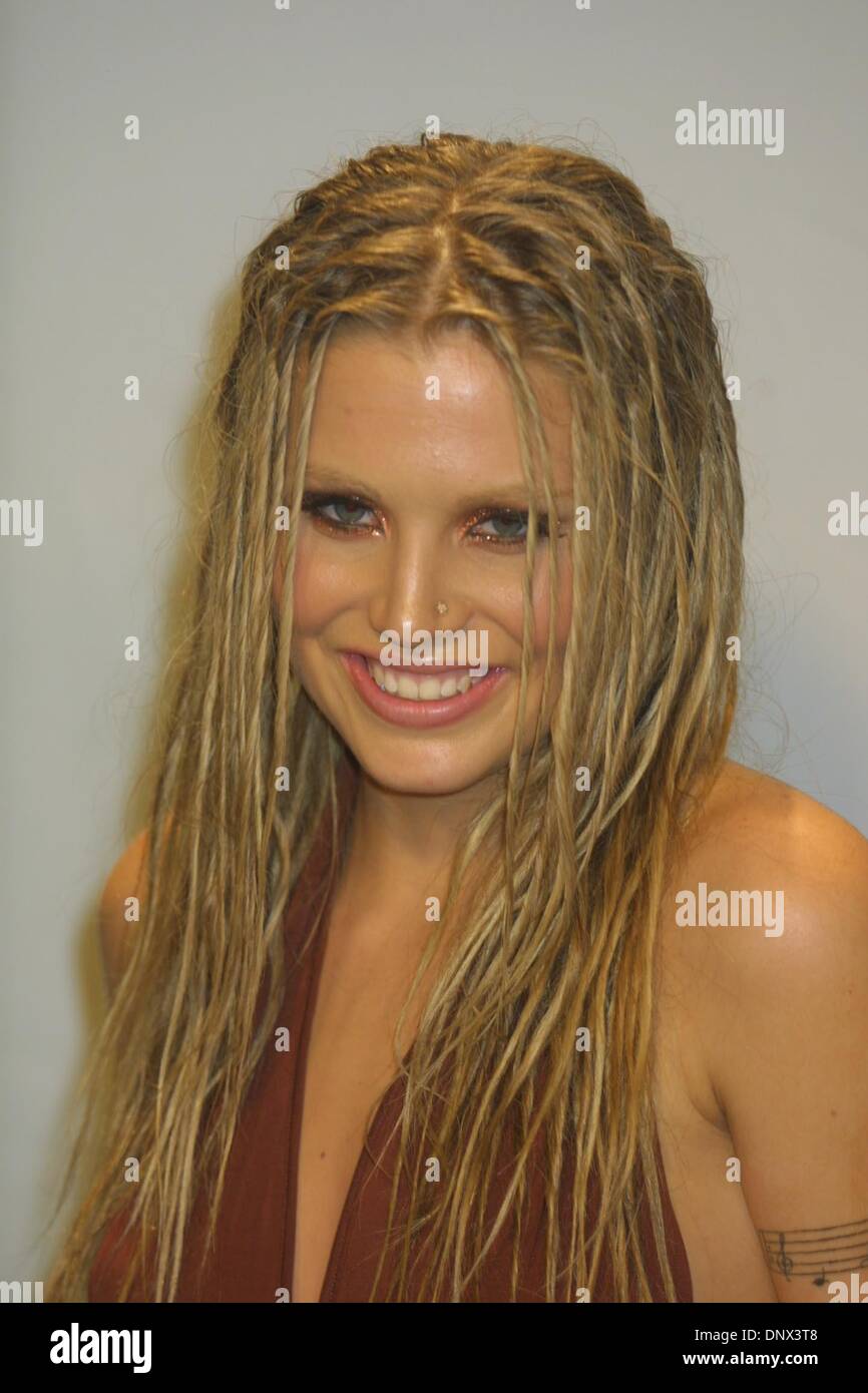 Willa ford 2001 hi-res stock photography and images - Alamy