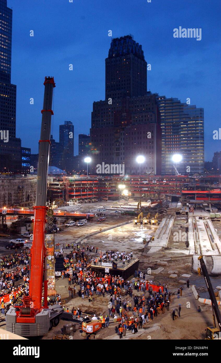 May 28, 2002 - K25178AR.WORLD TRADE CENTER.LAST BEAM REMOVED FROM ...