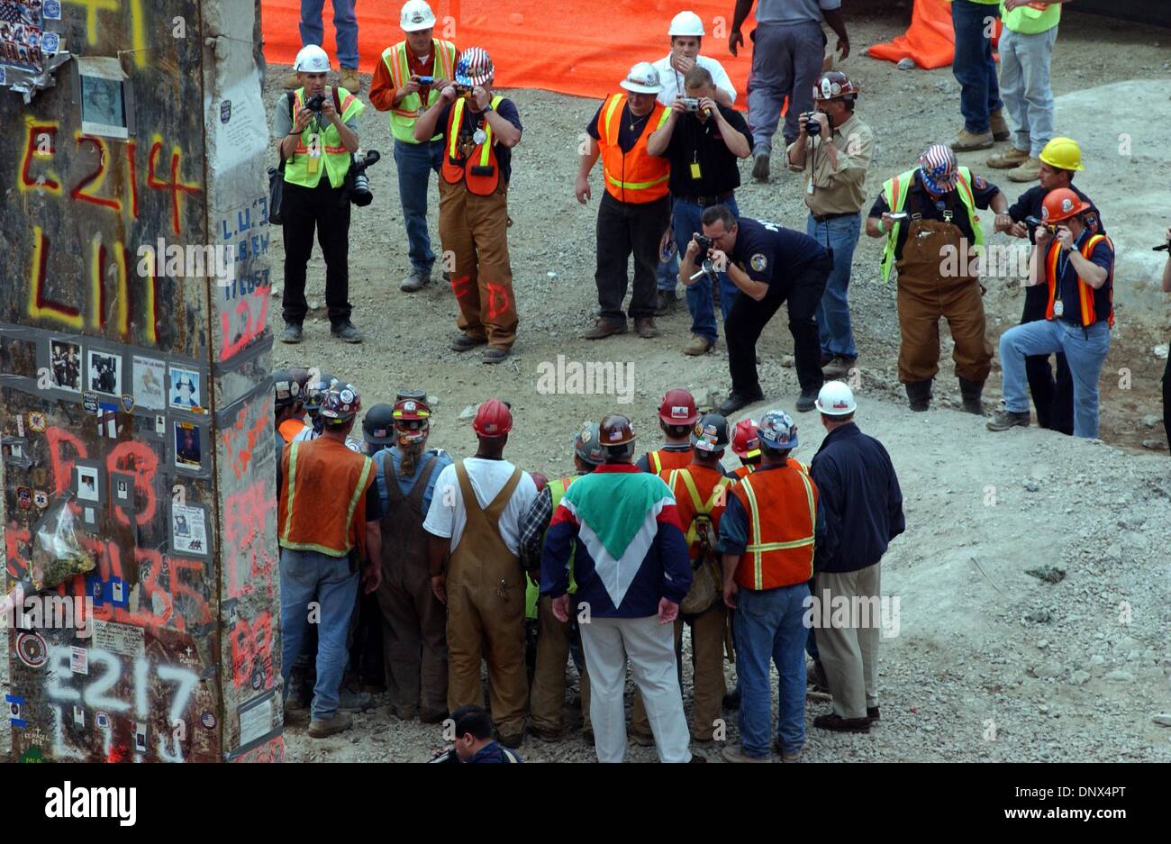 May 28, 2002 - K25178AR.WORLD TRADE CENTER.LAST BEAM REMOVED FROM ...