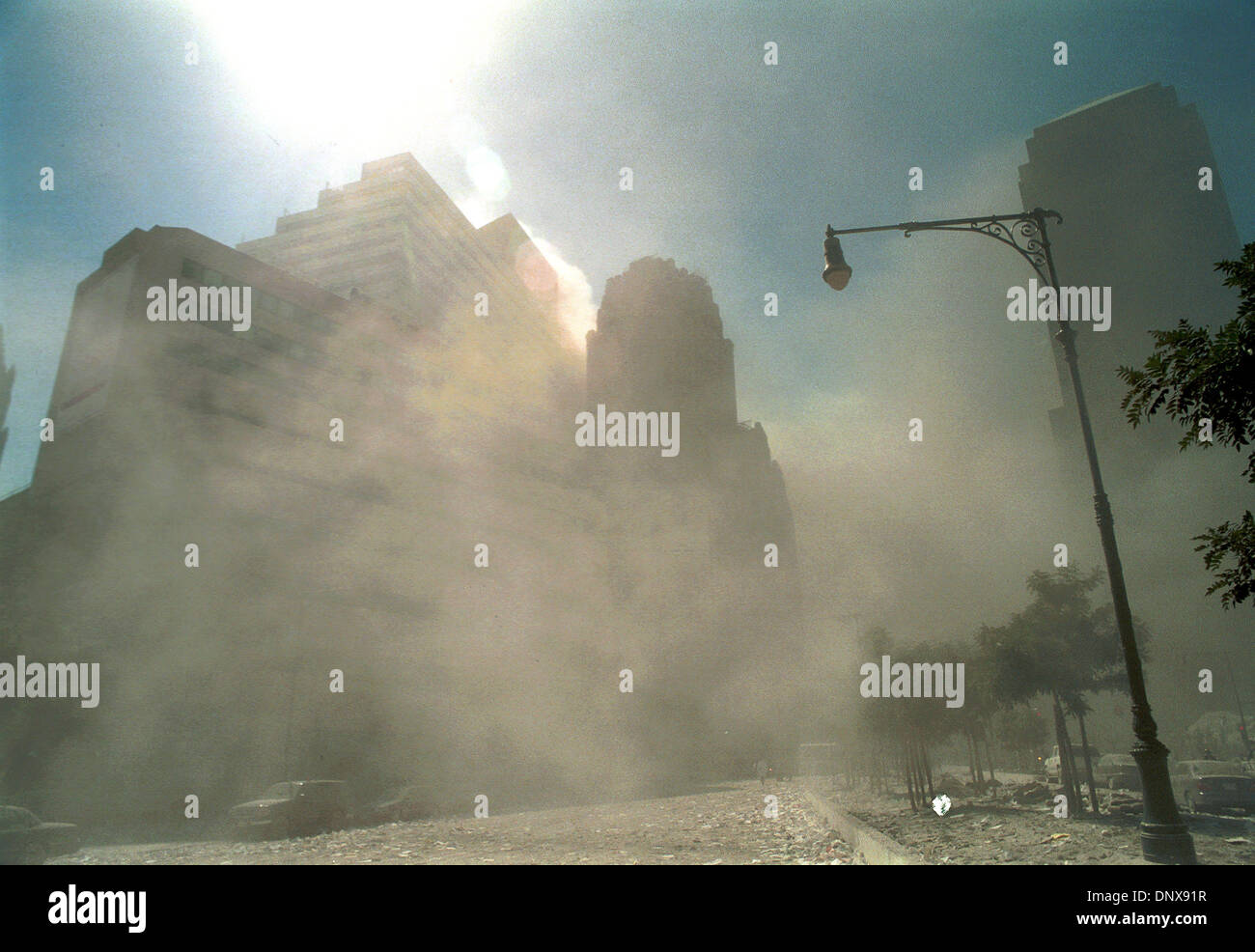 World trade center attack 2001 dust hi-res stock photography and images ...