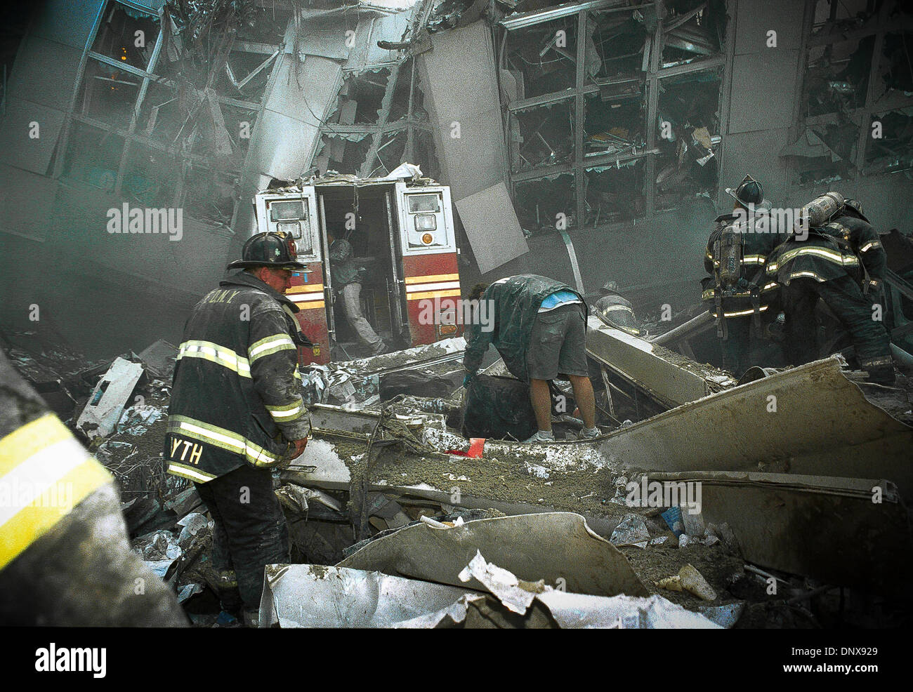 World trade center attack 2001 police hi-res stock photography and ...