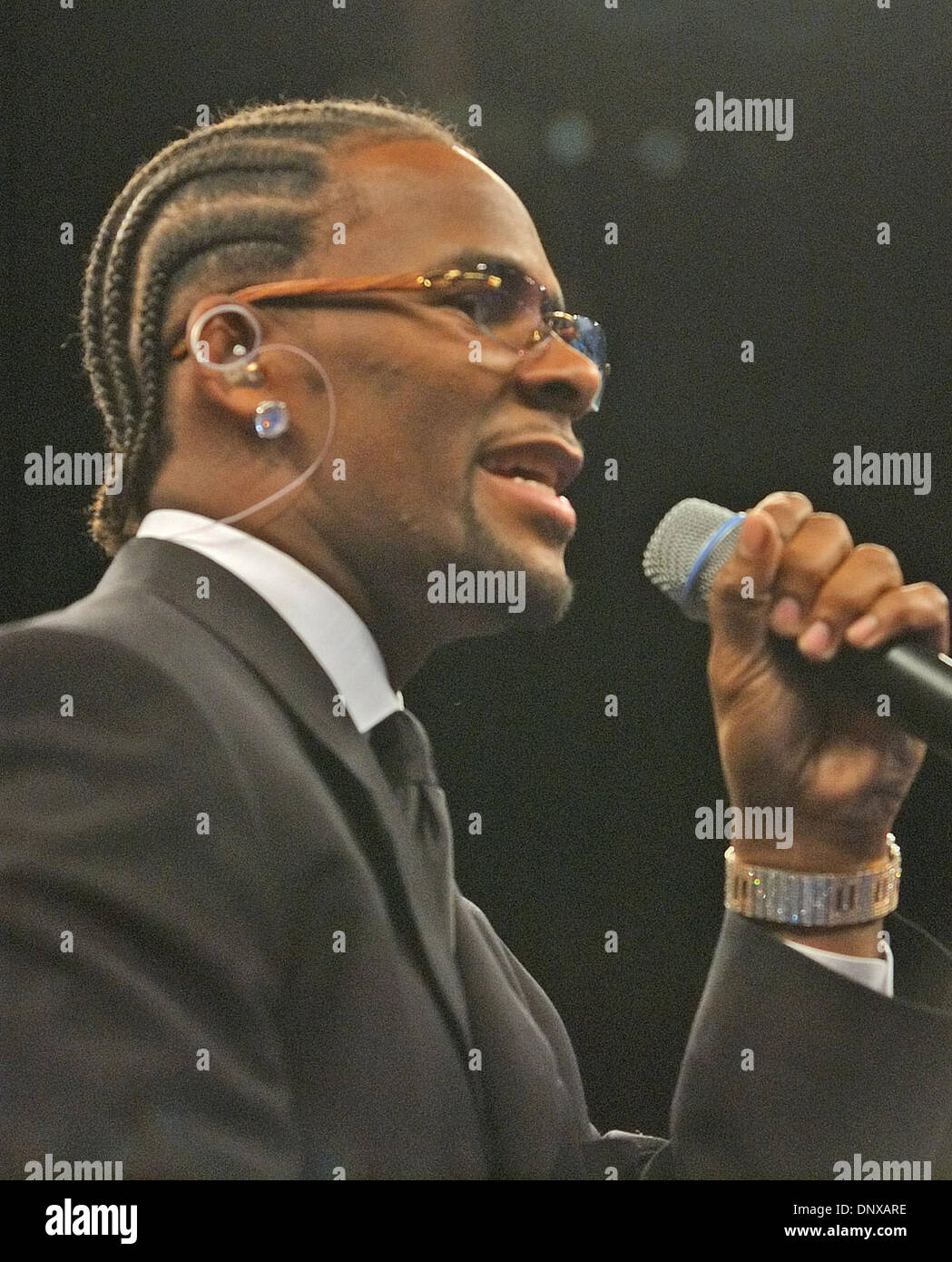 R sings the national anthem hi-res stock photography and images - Alamy