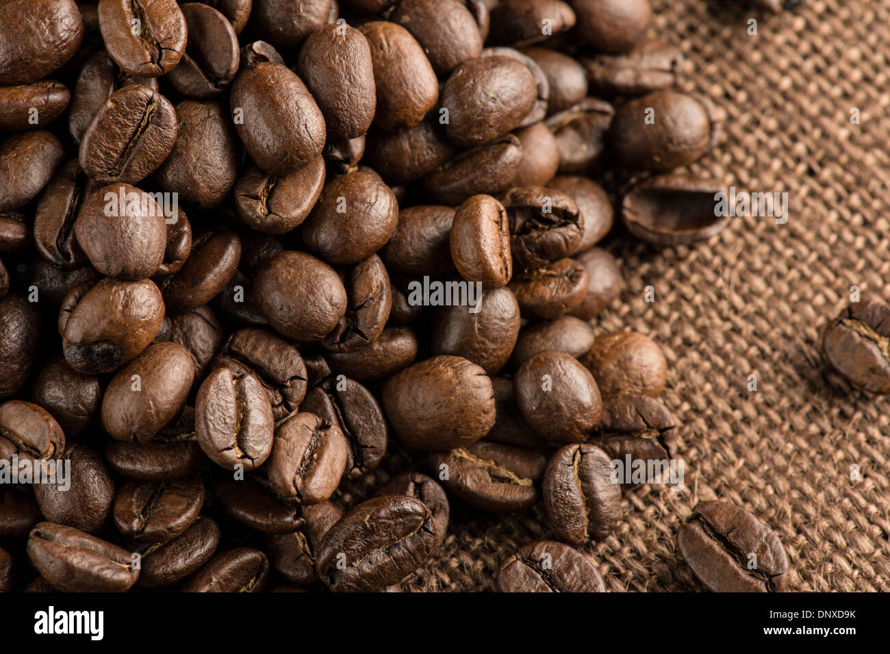 Loose pile of raw coffee beans Stock Photo - Alamy
