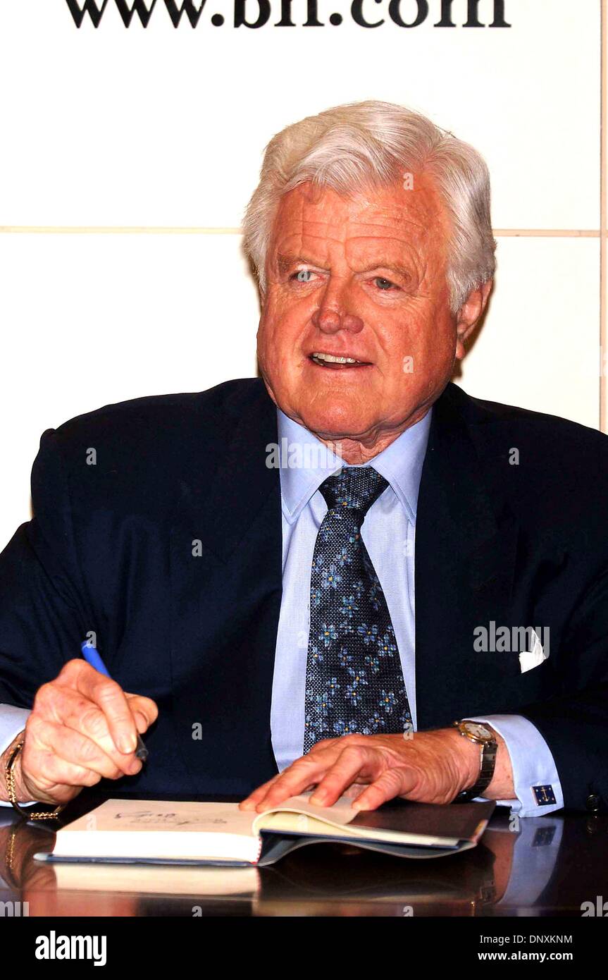 K47569AR.SENATOR EDWARD TED KENNEDY PROMOTES AND SIGNS HIS BOOK ...