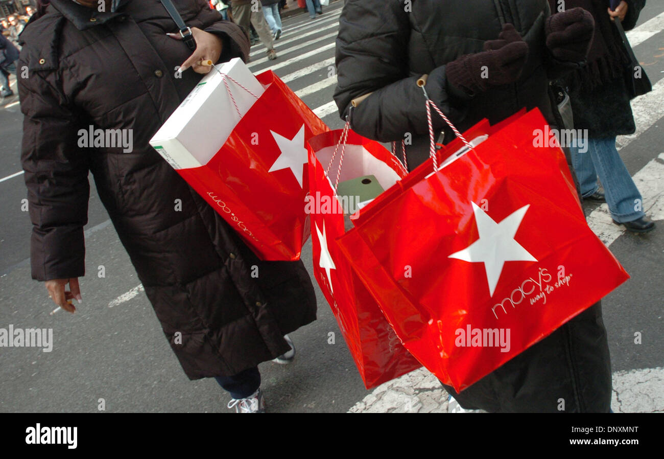 Dec 23, 2005; New York, NY, USA; Last minute holiday shoppers move ...