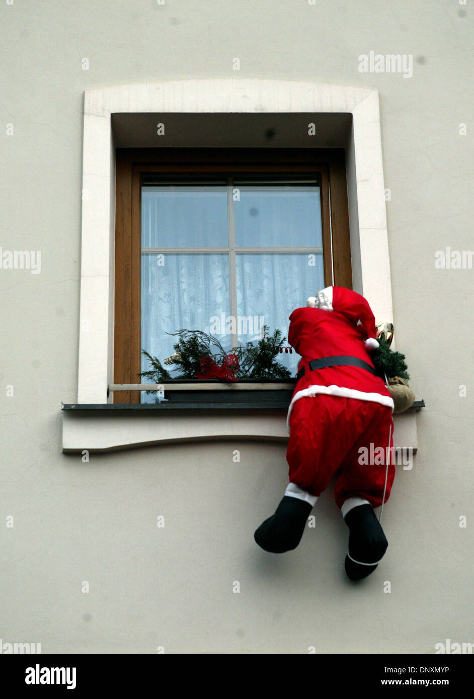 Climbing santa claus hi-res stock photography and images - Alamy