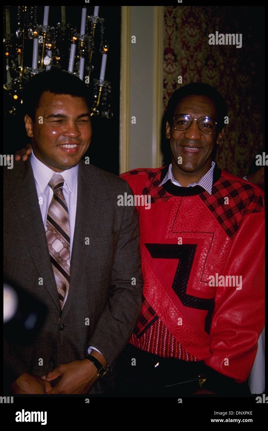Hollywood, CA, USA; Boxing great MUHAMMAD ALI (left) and Comedian BILL ...