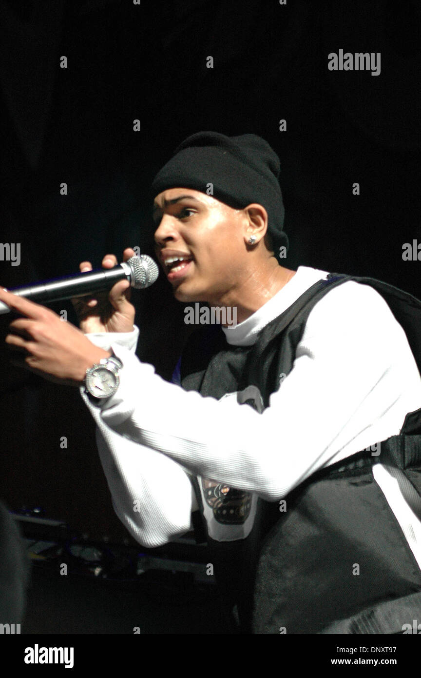 Chris brown performs 2005 hi-res stock photography and images - Alamy