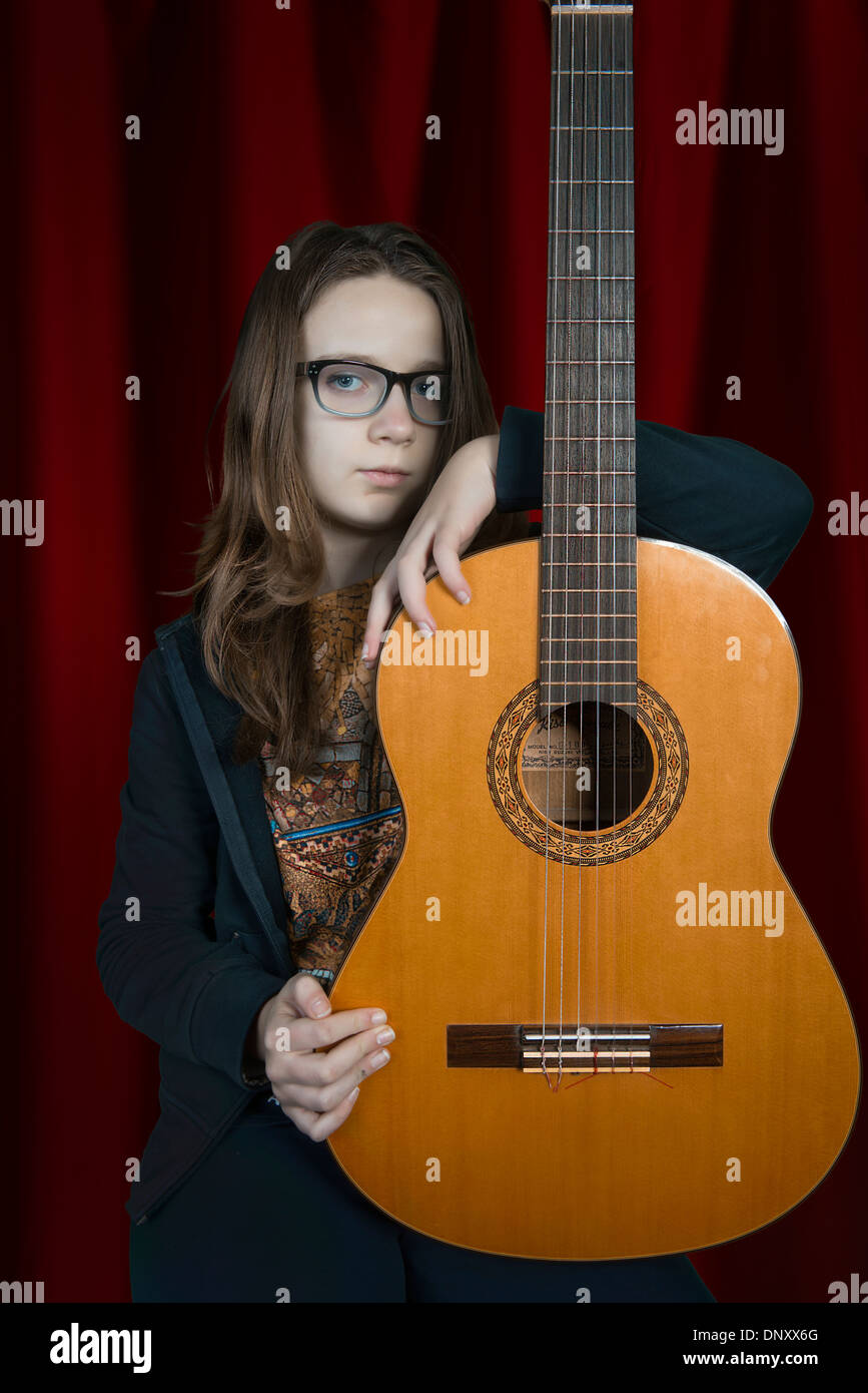 Girls playing guitars hi-res stock photography and images - Alamy