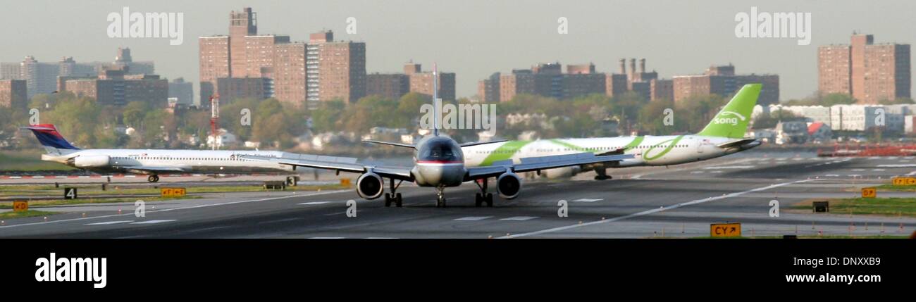 Apr 27, 2006 - New York, New York, USA - Runway traffic at LaGuardia ...