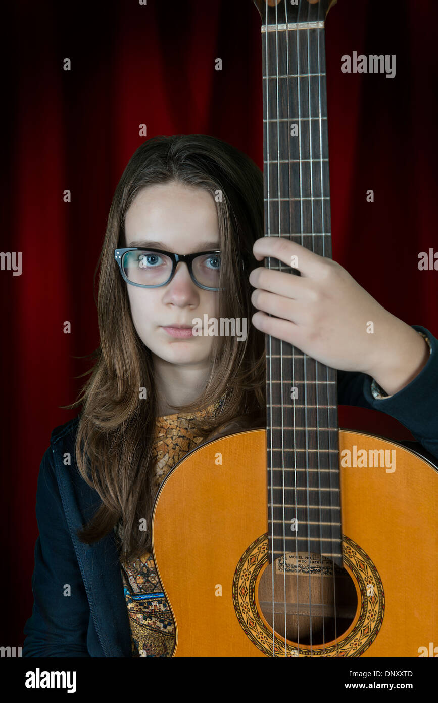 Girls playing guitars hi-res stock photography and images - Alamy