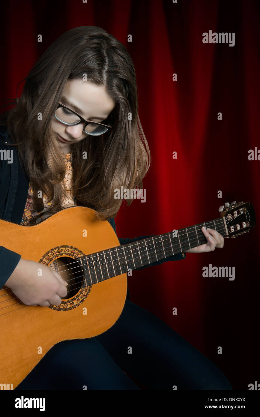 Girls playing guitars hi-res stock photography and images - Alamy