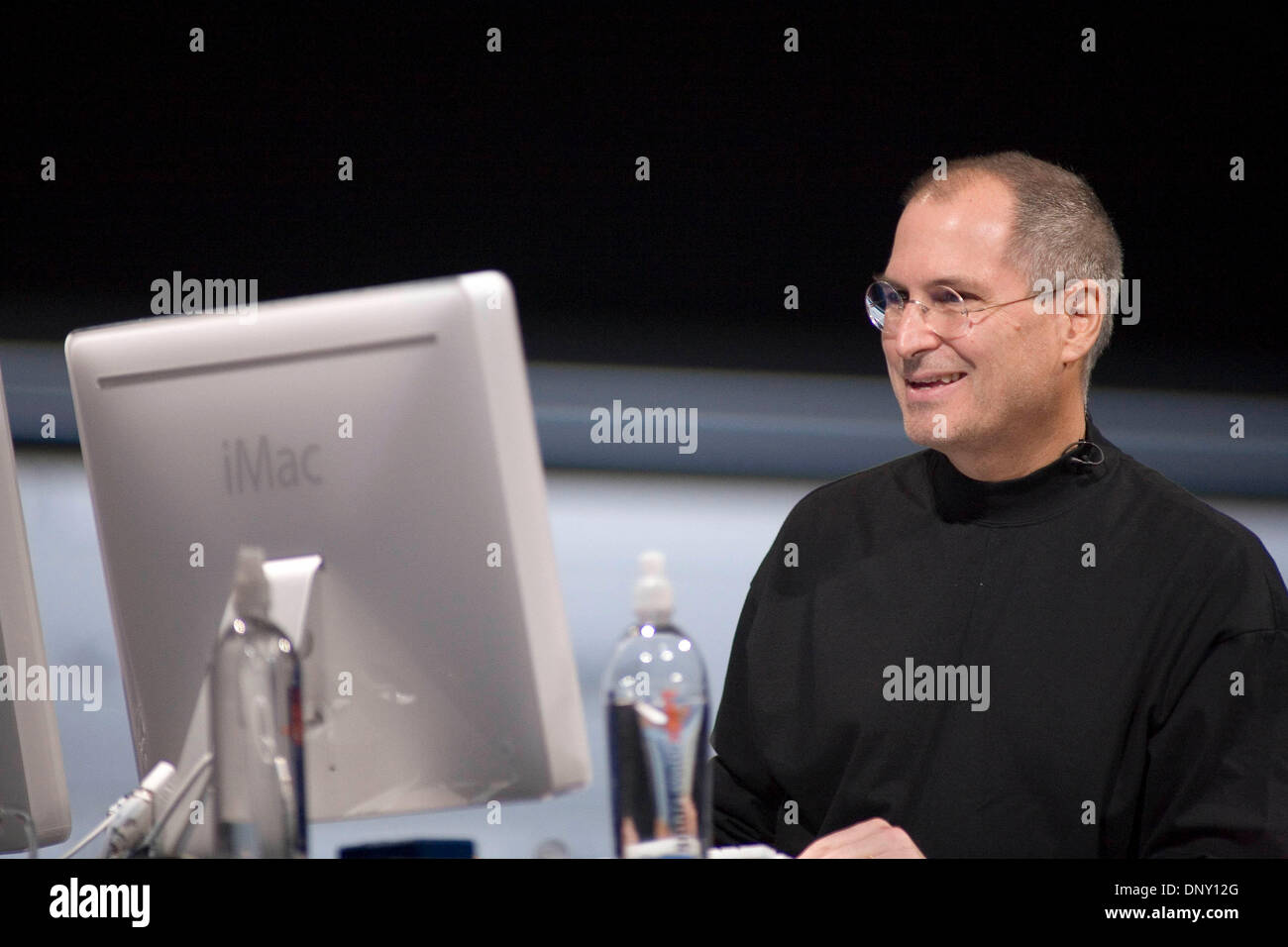 Macbook pro laptop 2006 hi-res stock photography and images - Alamy