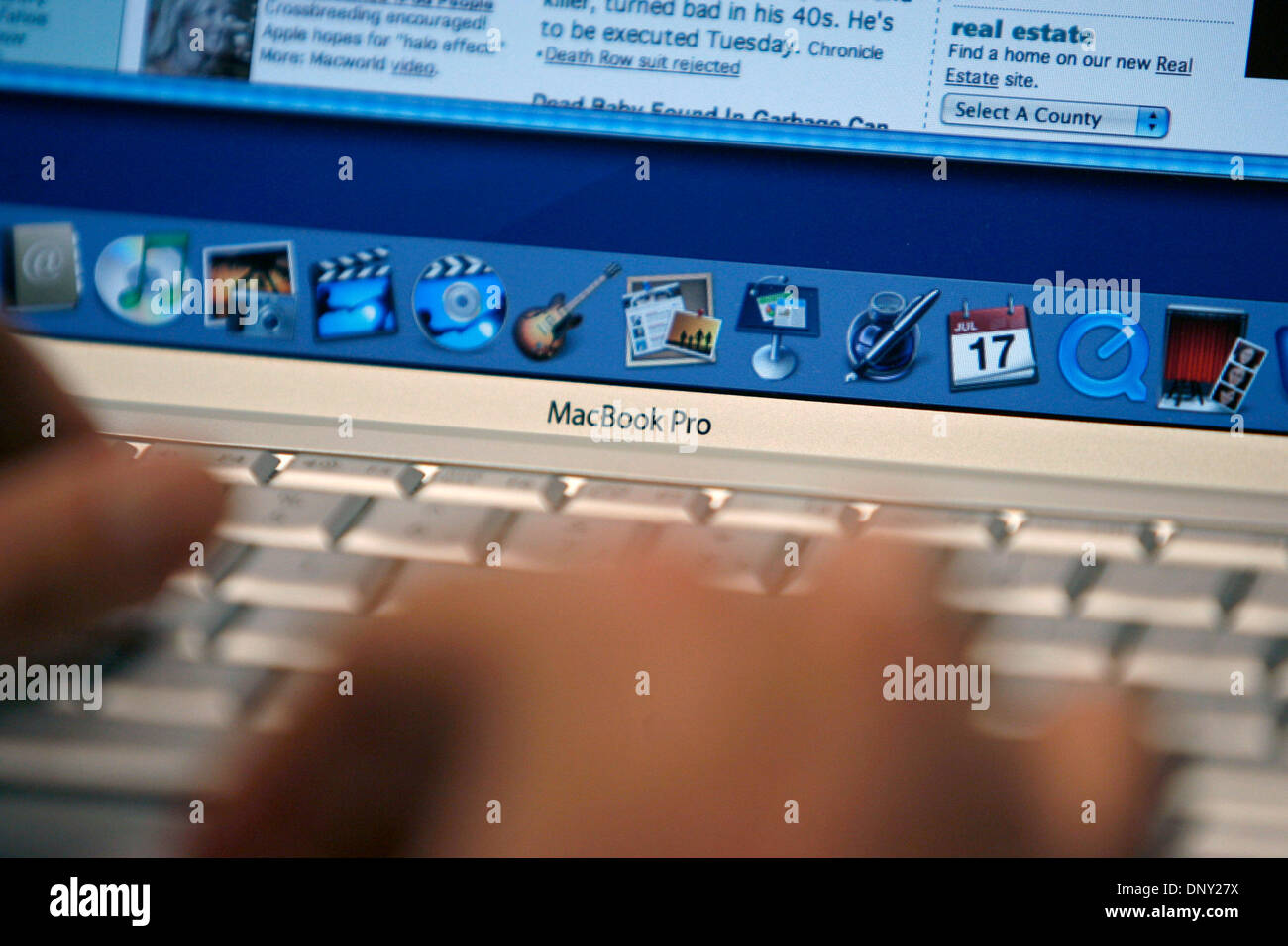Macbook pro laptop 2006 hi-res stock photography and images - Alamy