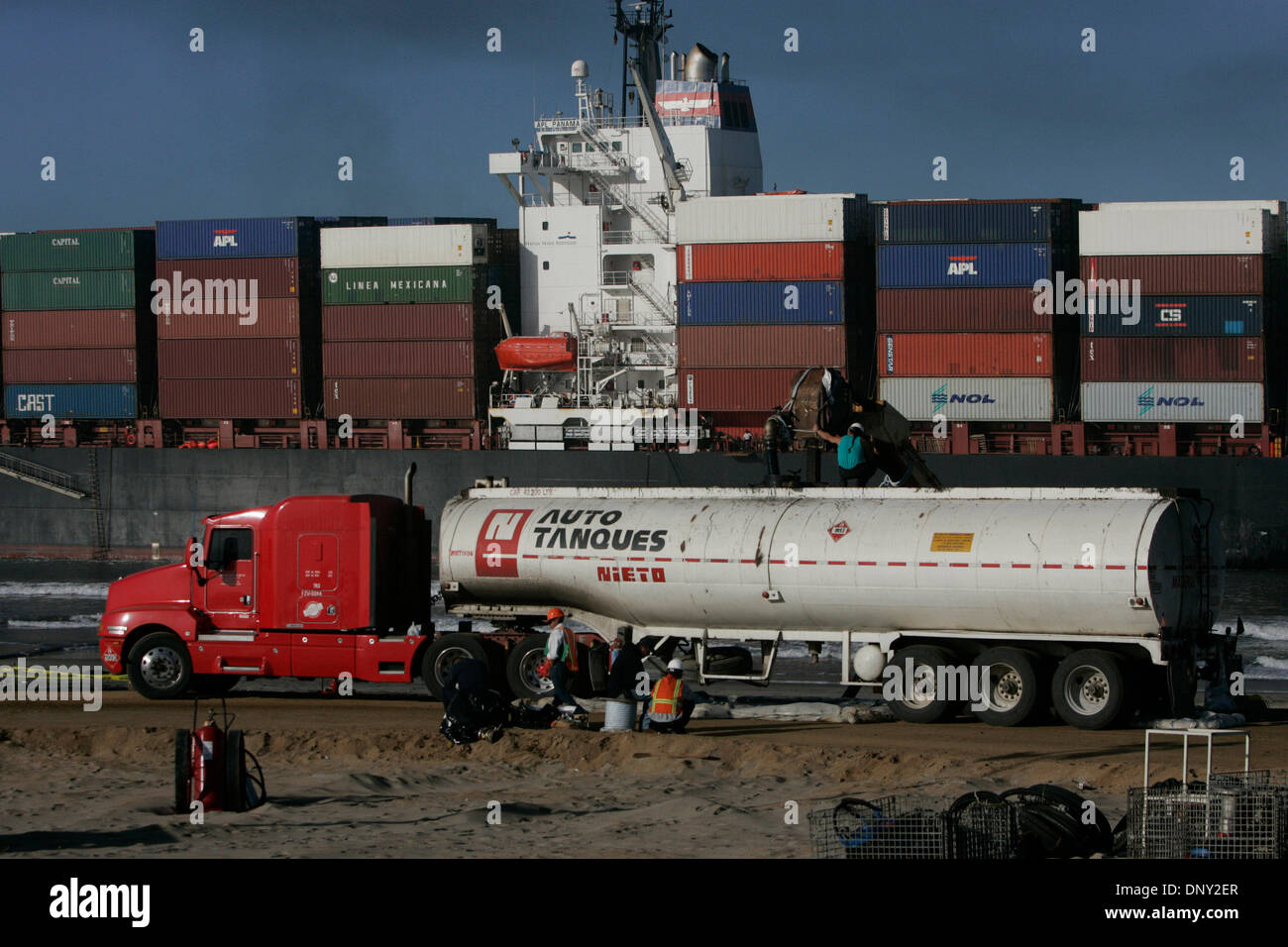 Jan 12, 2006; Baja, MEXICO; Salvors continued with the second round of ...