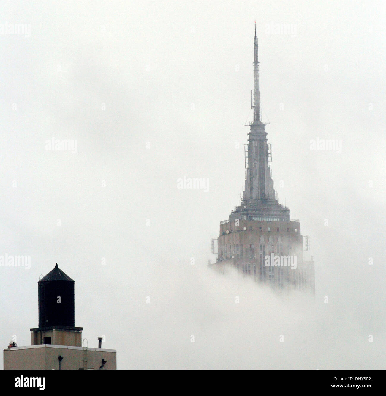 Jan 14, 2006; Manhattan, NY, USA; Fog sweeps through Manhattan ...