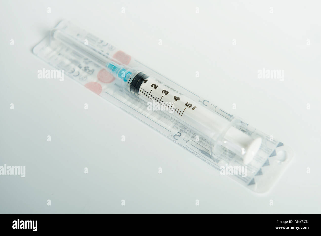 Images of medicine syringes hi-res stock photography and images - Alamy