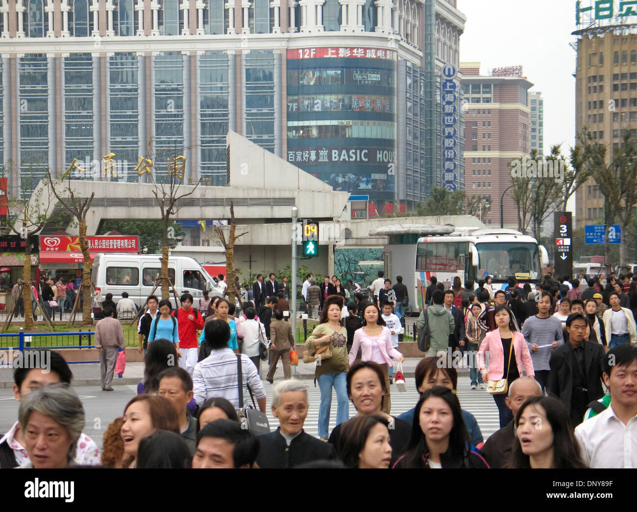 Busy pedestrian crossing - Shanghai, China Stock Photo - Alamy